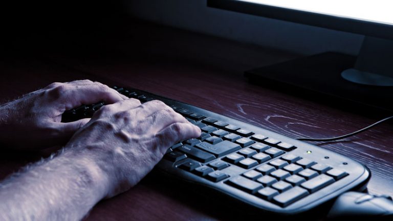 5 Warning Signs To Recognize An Online Predator Early On